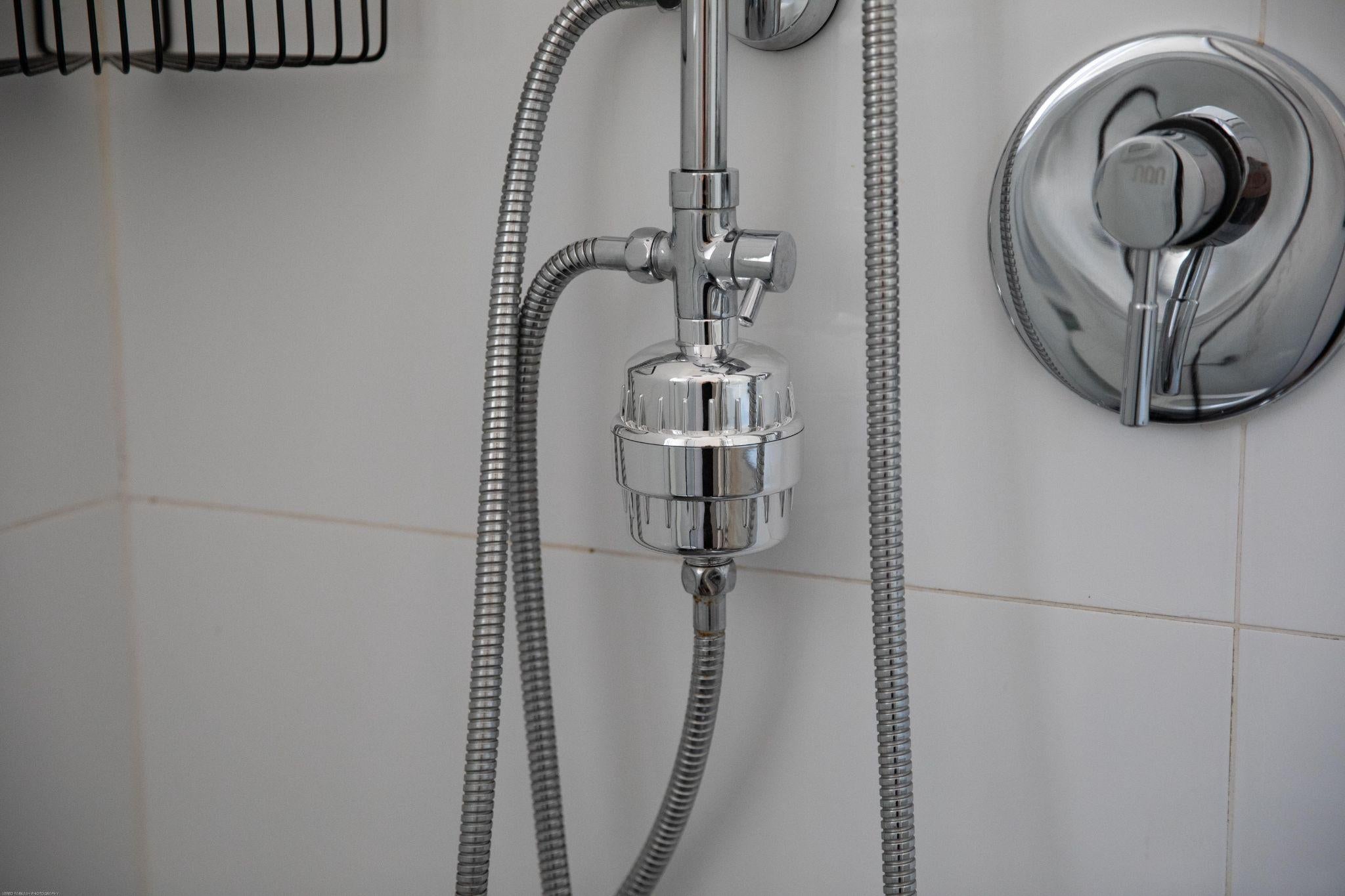 6 Benefits of Water Filtration in the Shower for Your Skin and Hair ...